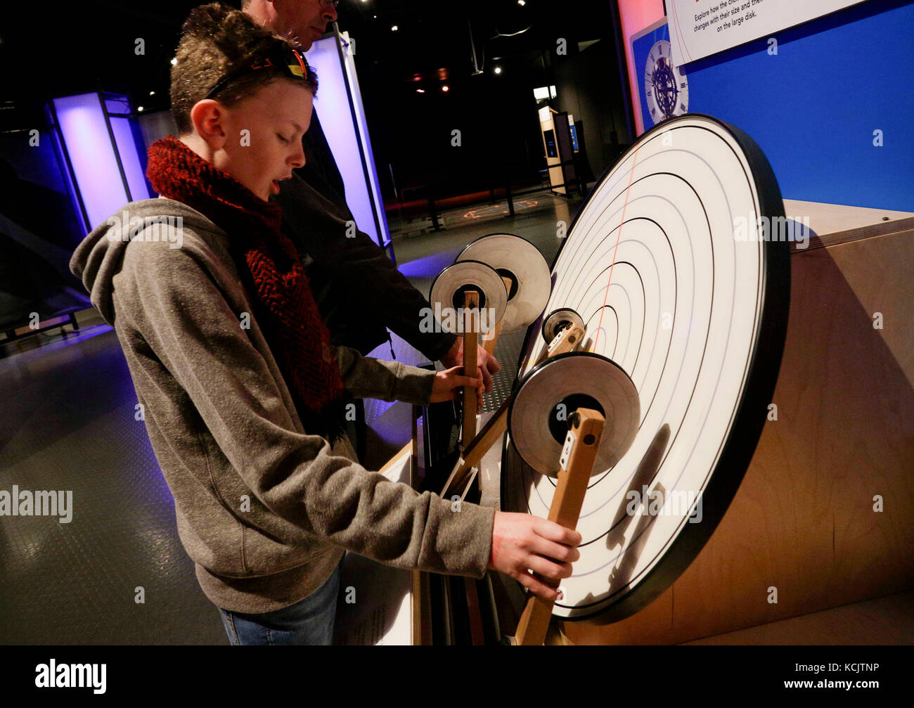 Vancouver, Canada. 5th Oct, 2017. A child plays with an exhibit ...
