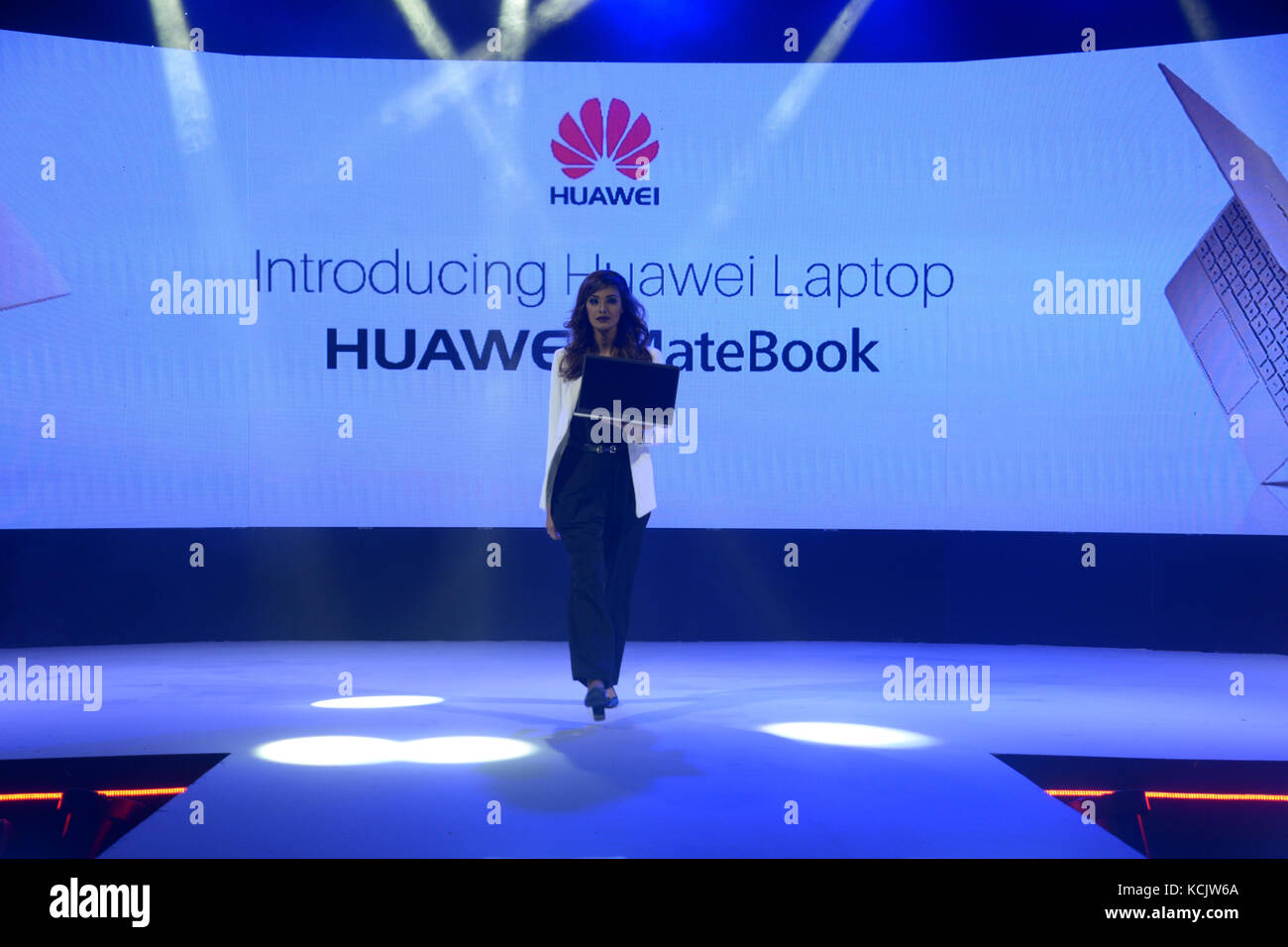 Dhaka, Bangladesh. 5th Oct, 2017. A model presents a Huawei MateBook at ...