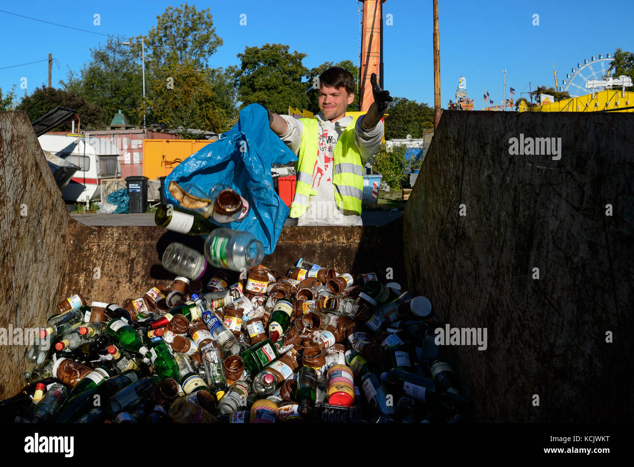 Stuttgart, Germany. 05th Oct, 2017. An employee discarding waste glas ...