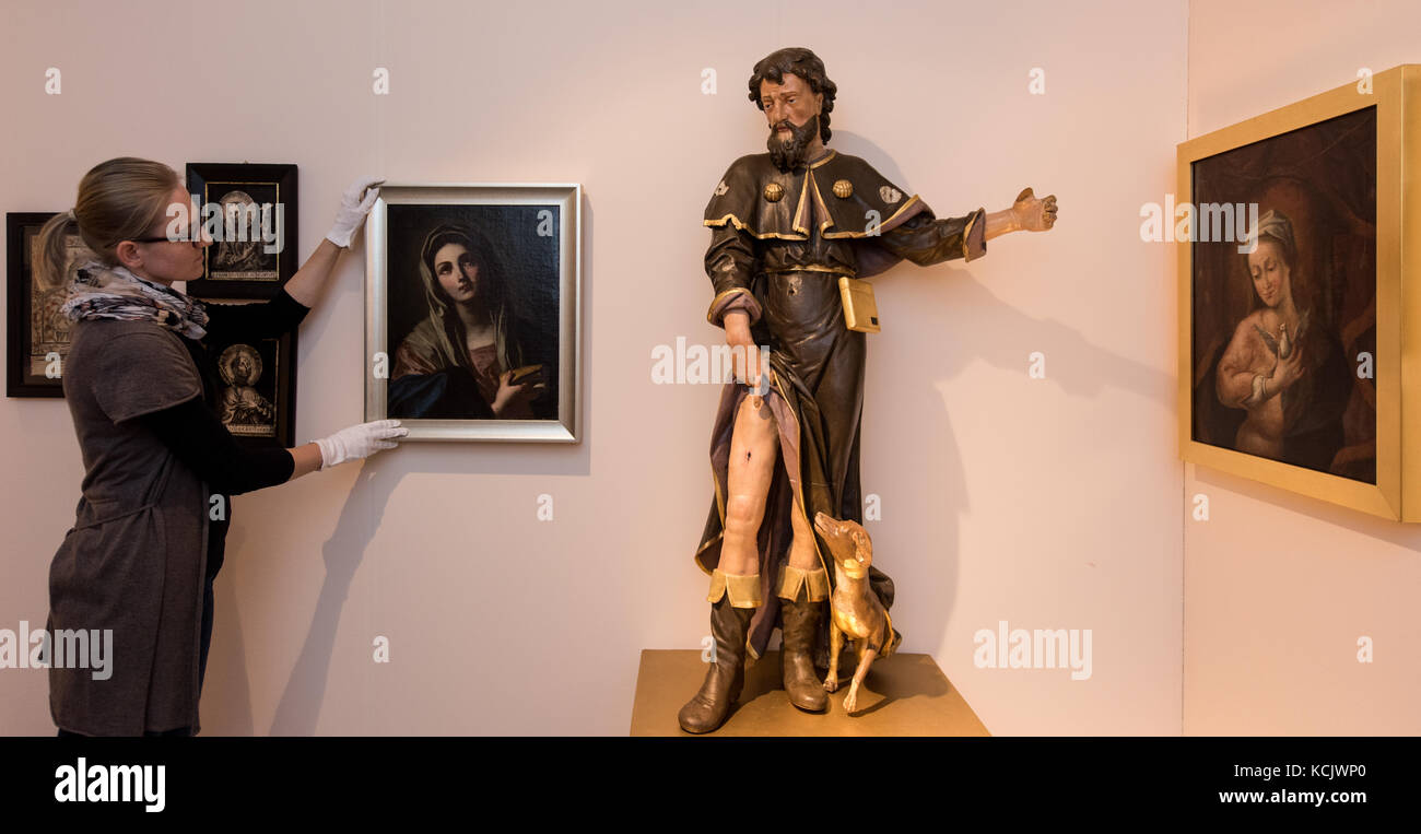 Loerrach, Germany. 5th Oct, 2017. Historian Jessica Helmke hangs up a ...