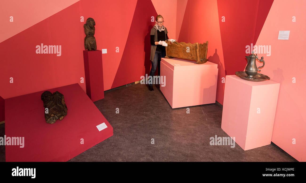 Loerrach, Germany. 5th Oct, 2017. Historian Jessica Helmke moves a ...