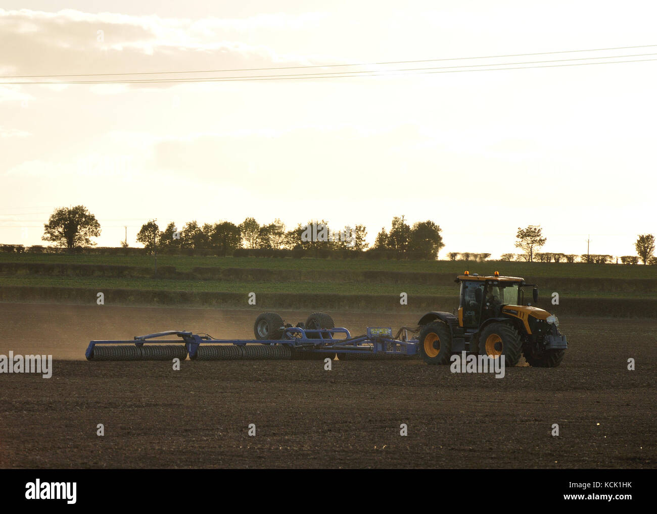 Uffington, UK. 05th Oct, 2017. UK Weather. A farmer discing a field in ...