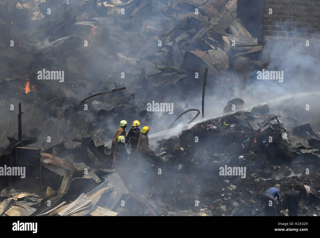 Nairobi, Kenya. 6th Oct, 2017. Firefighters work at the Gikomba market ...
