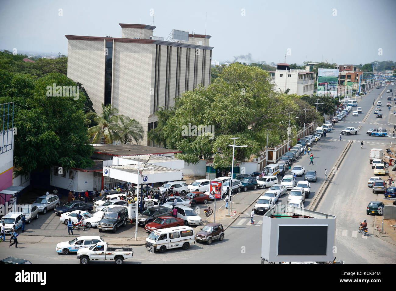 (171006) -- BUJUMBURA, Oct. 6, 2017 (Xinhua) -- Drivers with their ...