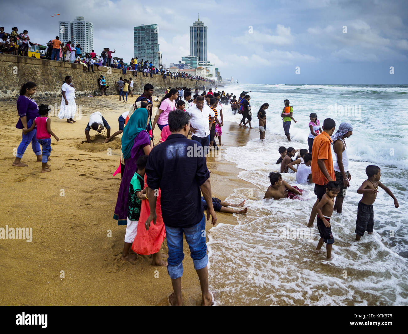 Colombo, Western Province, Sri Lanka. 5th Oct, 2017. People play in the ...