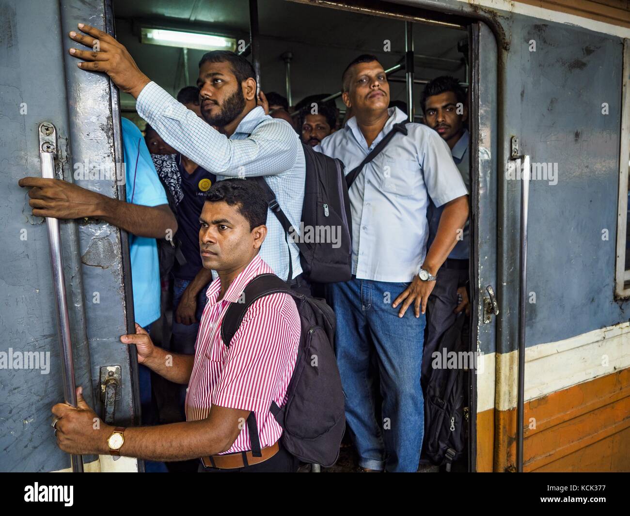 Colombo, Western Province, Sri Lanka. 6th Oct, 2017. Men ride a crowded ...