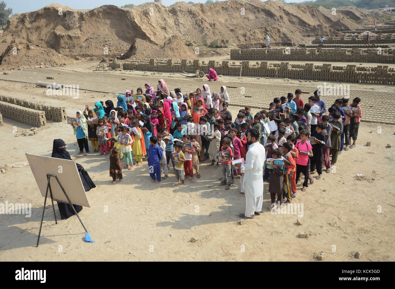 Lahore, Pakistan. 06th Oct, 2017. Pakistani teachers teaching their ...