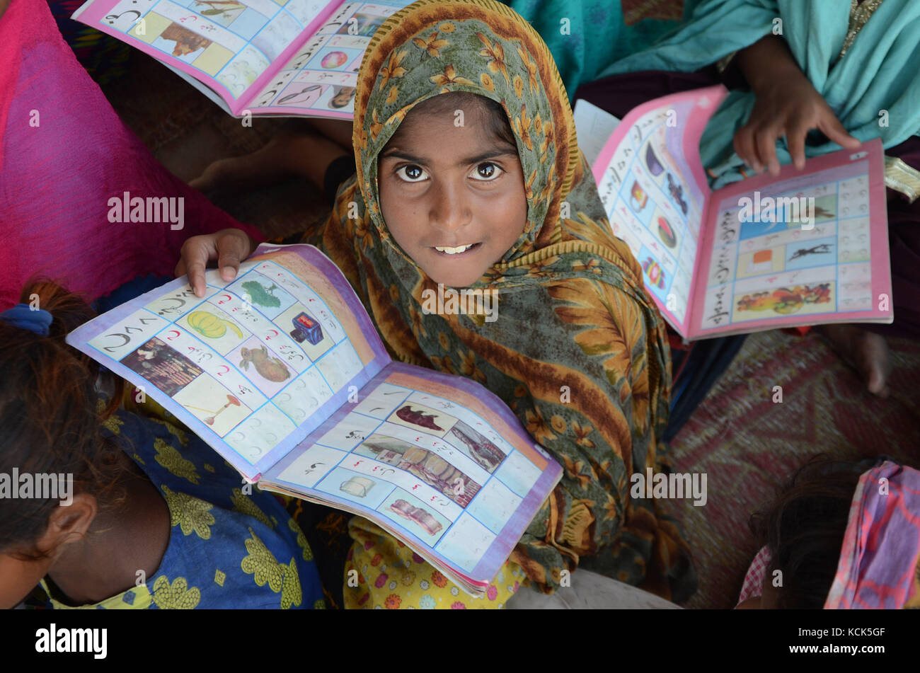 Lahore, Pakistan. 06th Oct, 2017. Pakistani teachers teaching their ...