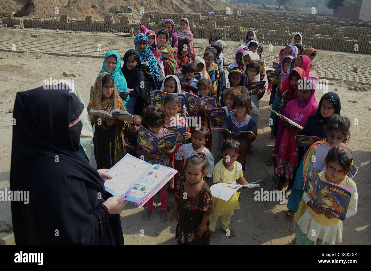Lahore, Pakistan. 06th Oct, 2017. Pakistani teachers teaching their ...
