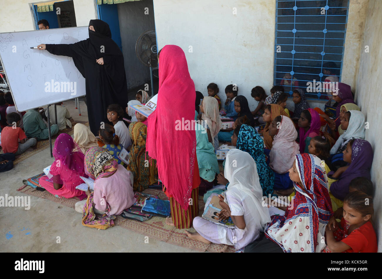 Lahore, Pakistan. 06th Oct, 2017. Pakistani teachers teaching their ...