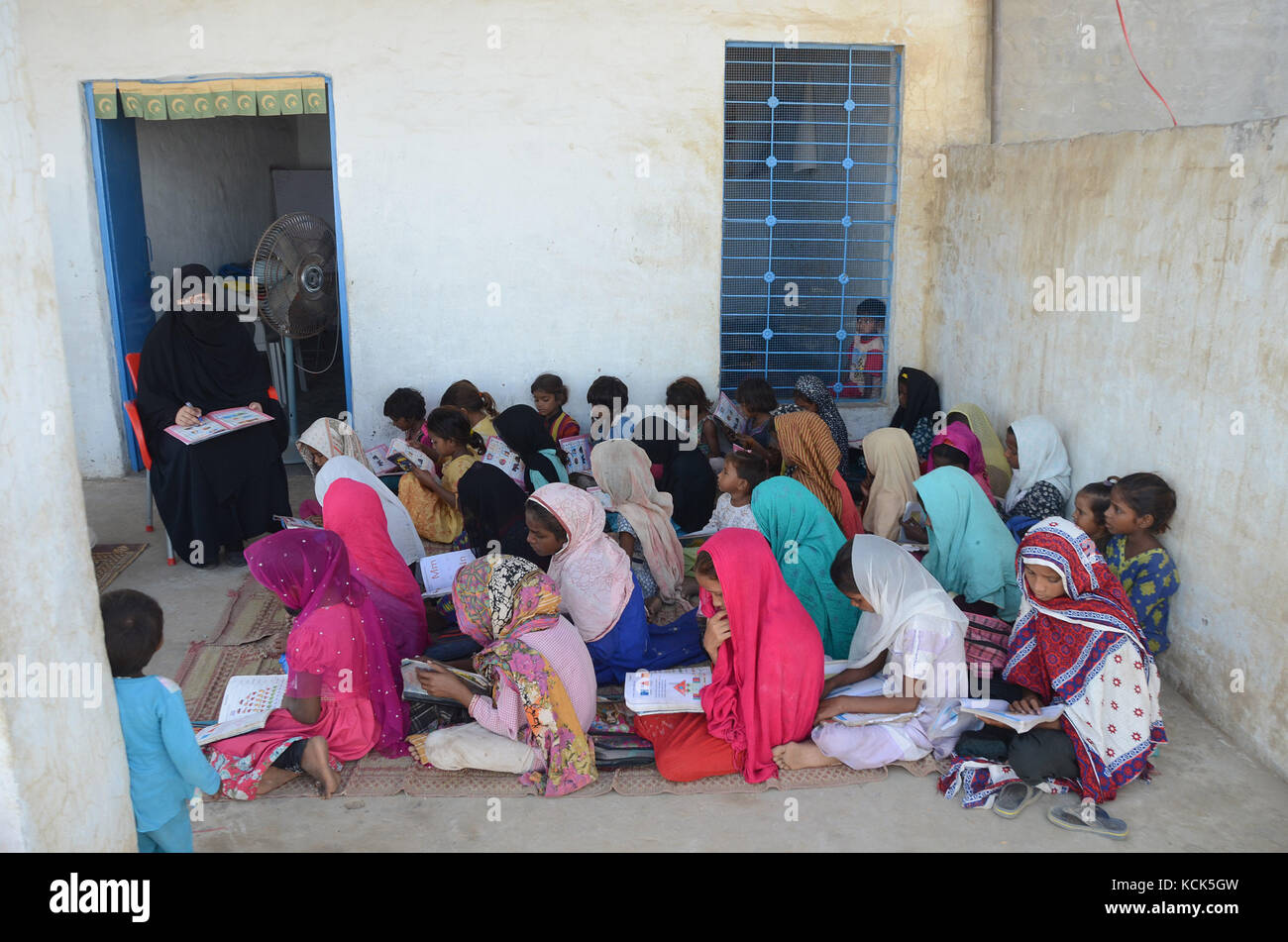 Lahore, Pakistan. 06th Oct, 2017. Pakistani teachers teaching their ...