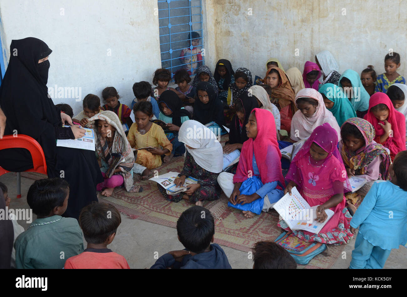 Lahore, Pakistan. 06th Oct, 2017. Pakistani teachers teaching their ...