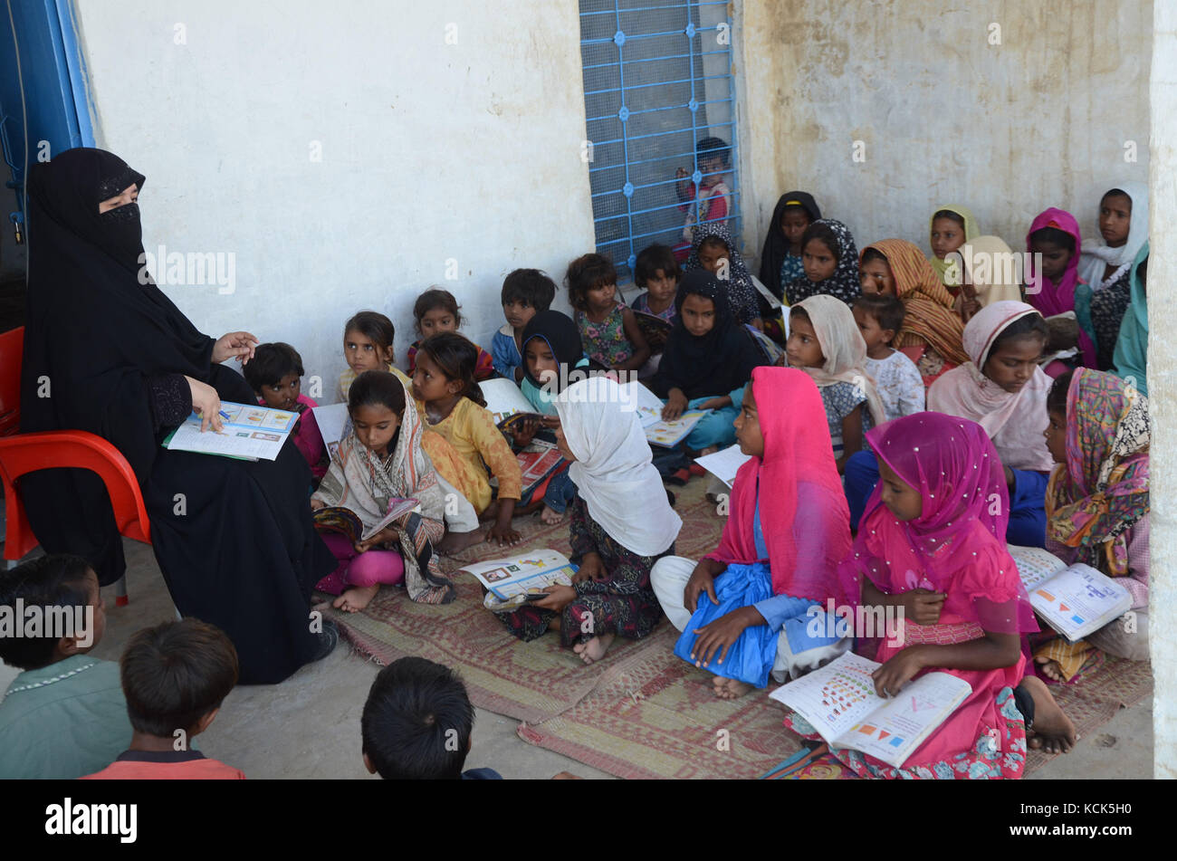 Lahore, Pakistan. 06th Oct, 2017. Pakistani teachers teaching their ...