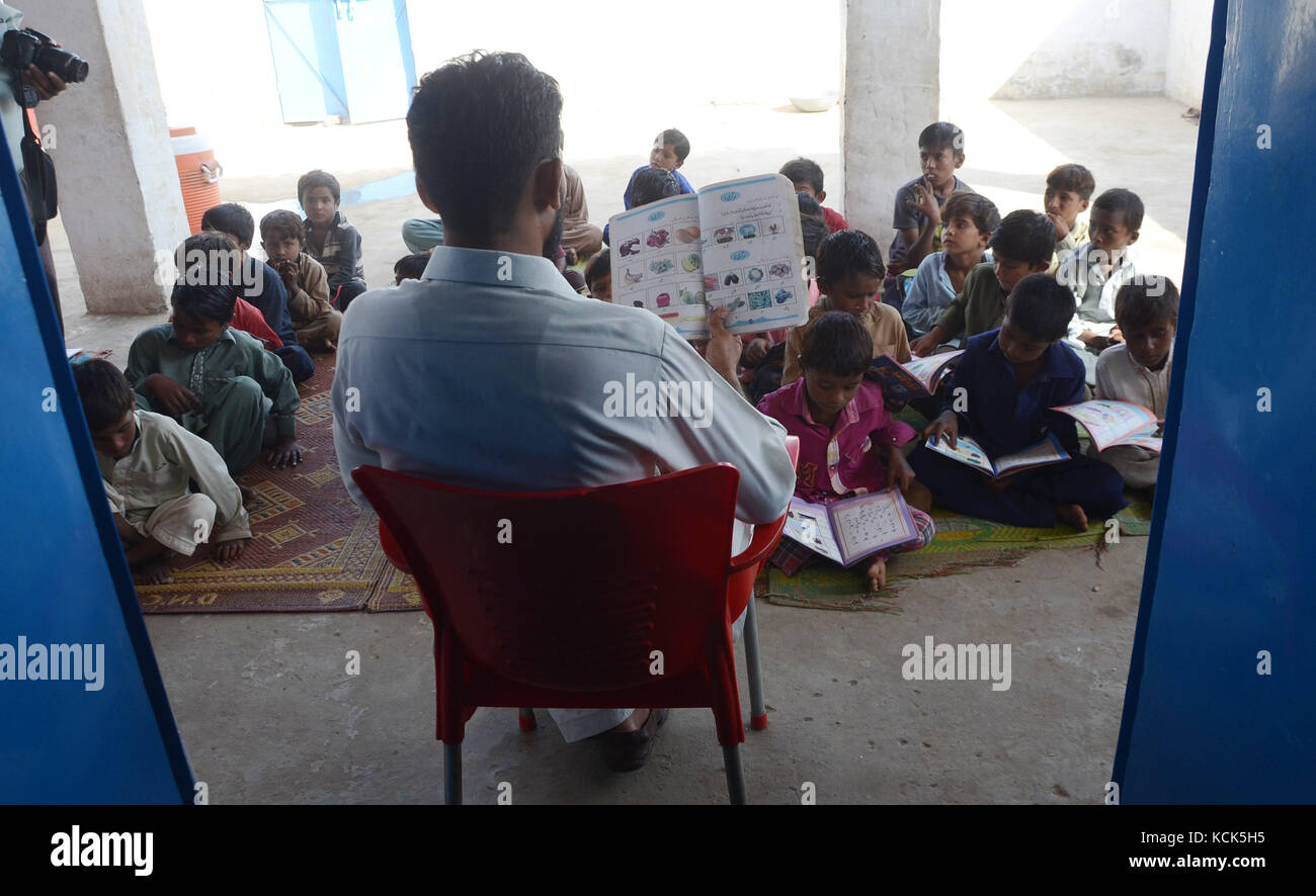 Lahore, Pakistan. 06th Oct, 2017. Pakistani teachers teaching their ...