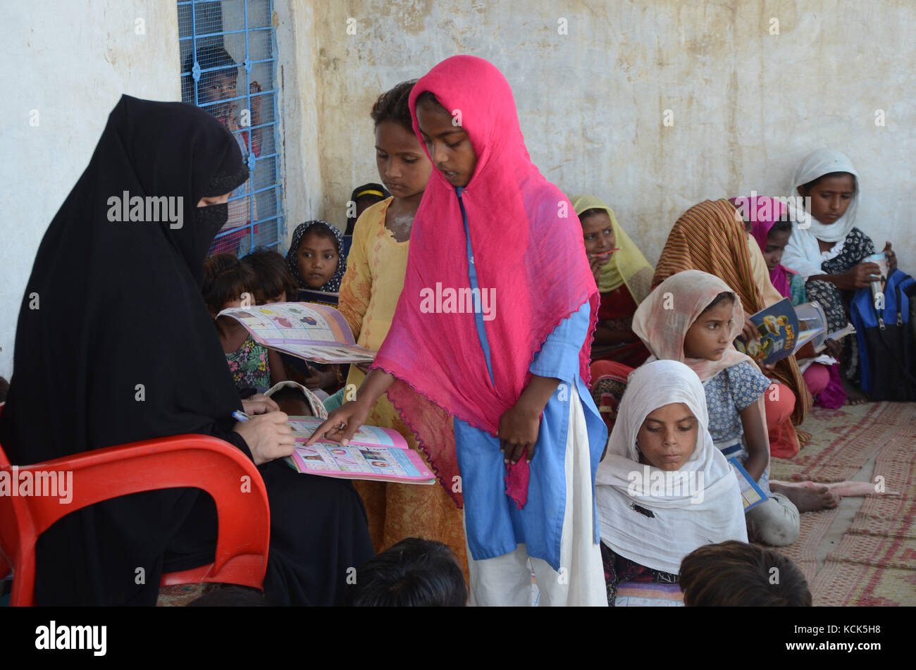 Lahore, Pakistan. 06th Oct, 2017. Pakistani teachers teaching their ...