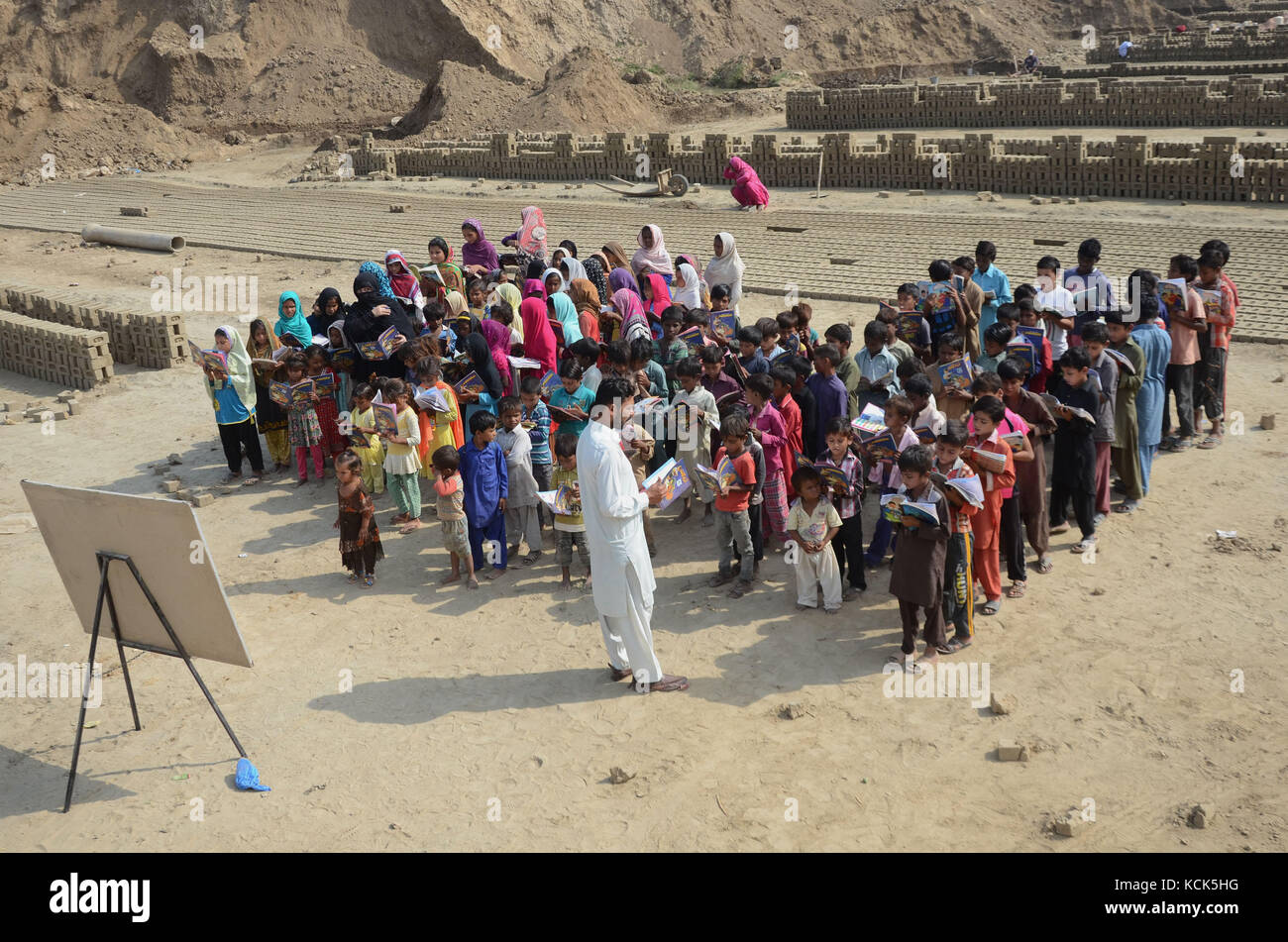 Lahore, Pakistan. 06th Oct, 2017. Pakistani teachers teaching their ...
