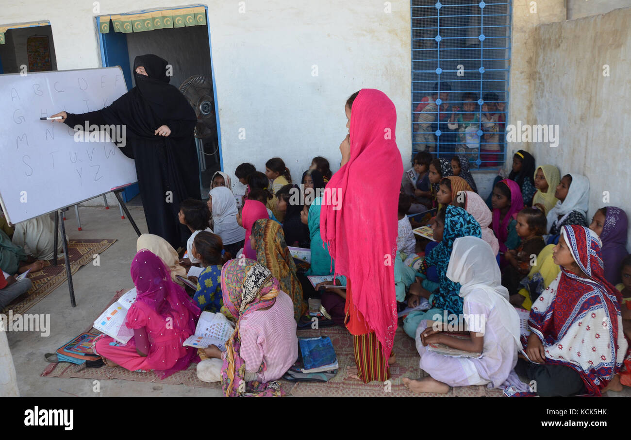 Lahore, Pakistan. 06th Oct, 2017. Pakistani teachers teaching their ...