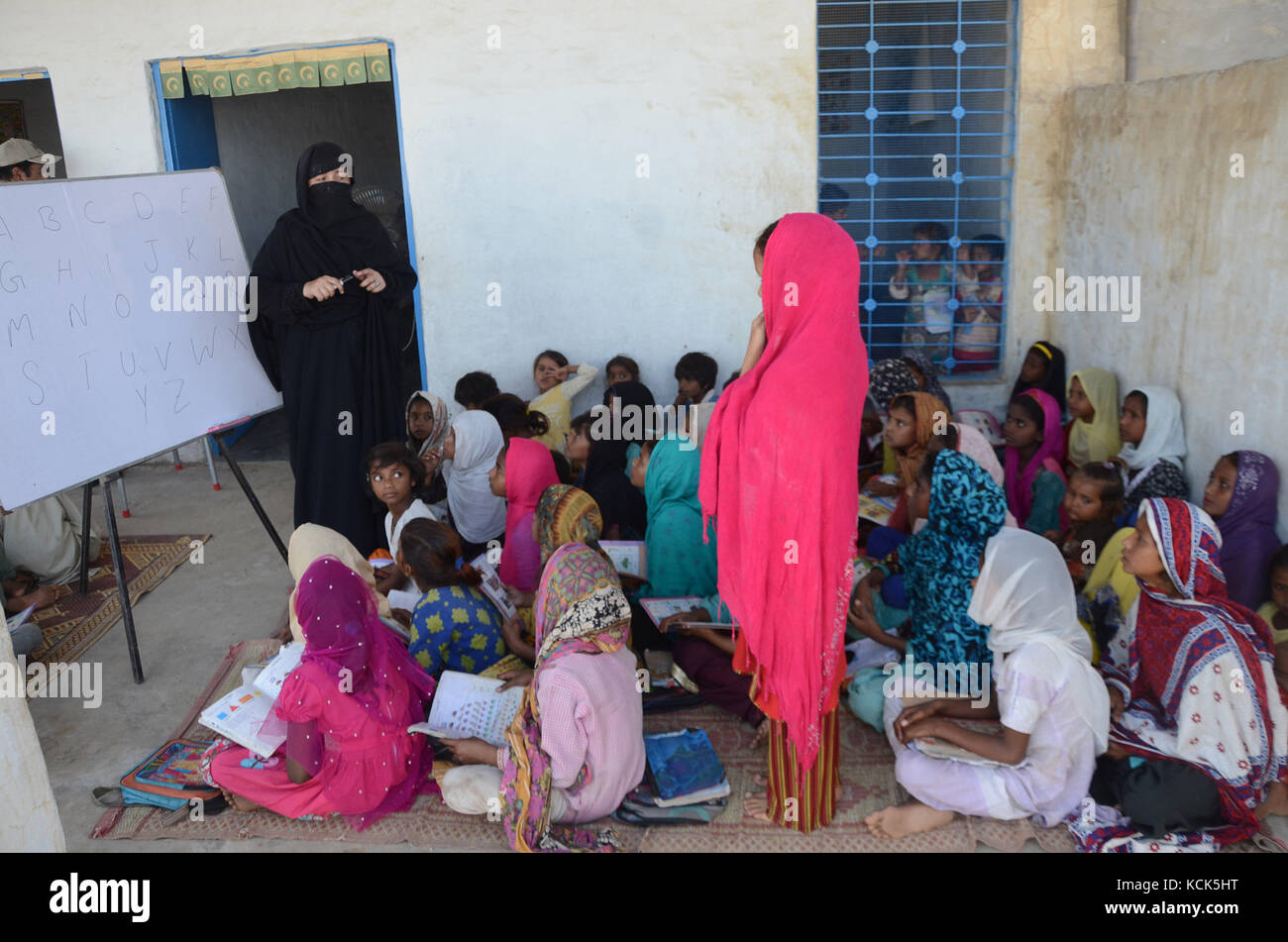 Lahore, Pakistan. 06th Oct, 2017. Pakistani teachers teaching their ...