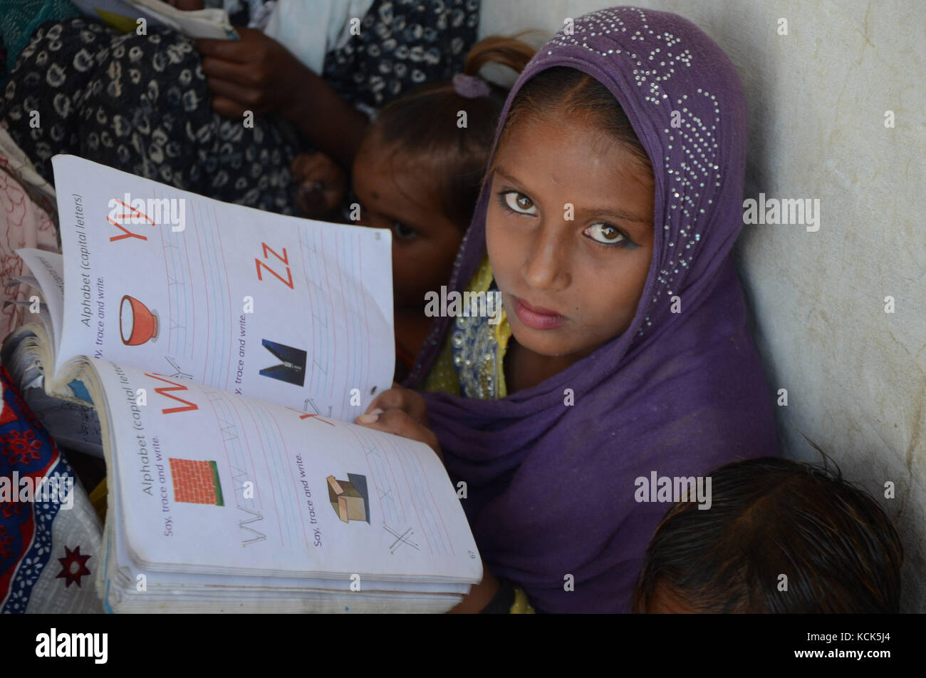Lahore, Pakistan. 06th Oct, 2017. Pakistani teachers teaching their ...