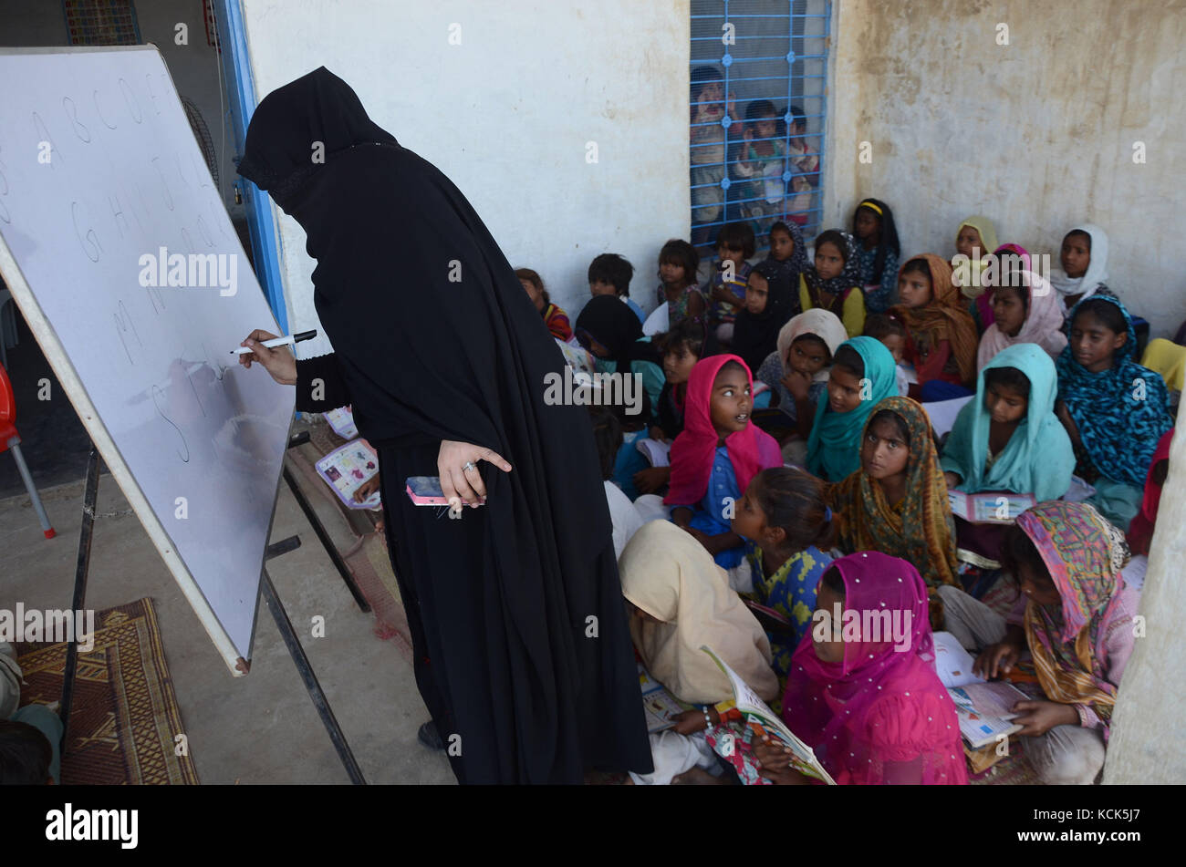 Lahore, Pakistan. 06th Oct, 2017. Pakistani teachers teaching their ...