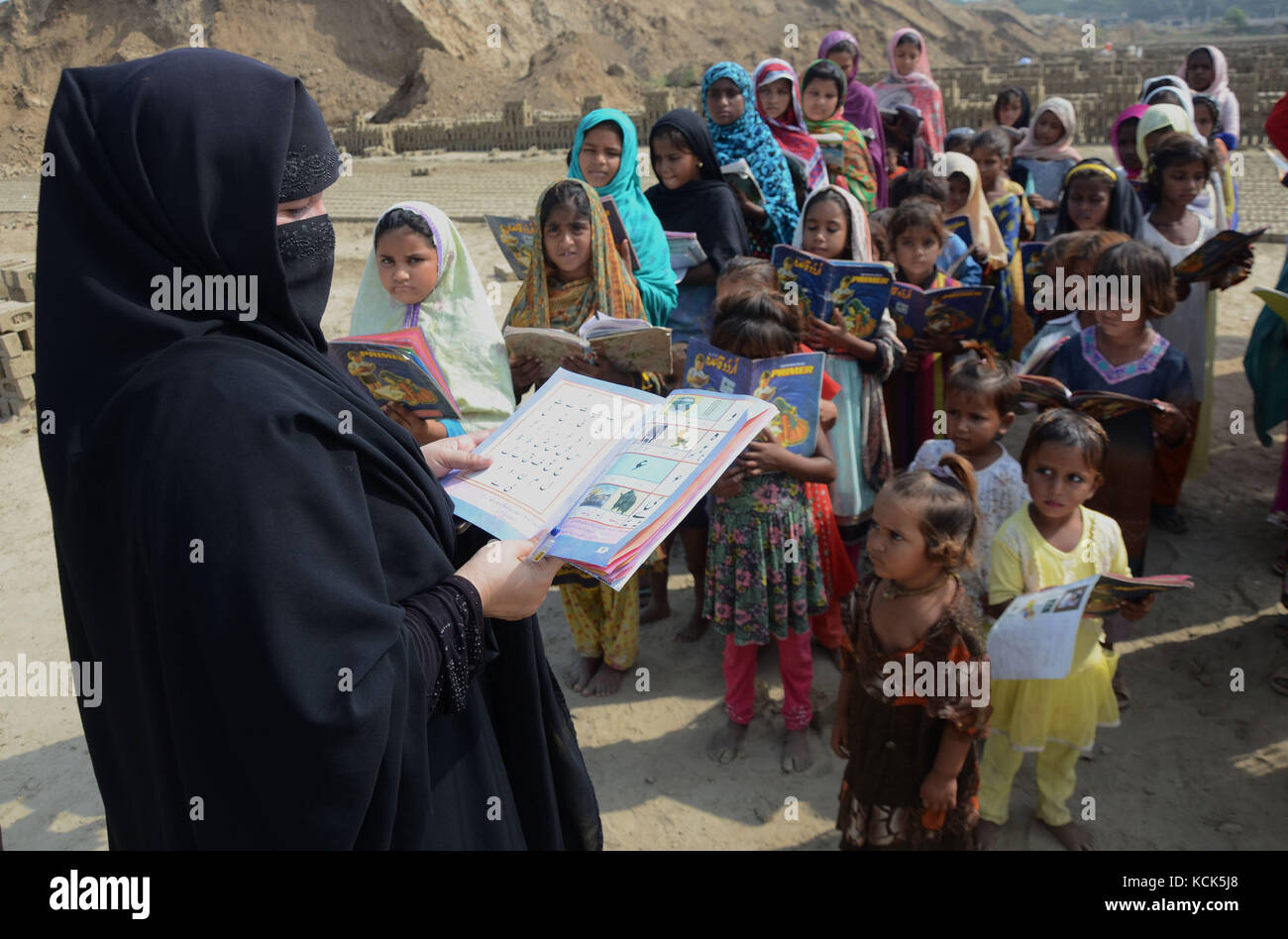 Lahore, Pakistan. 06th Oct, 2017. Pakistani teachers teaching their ...