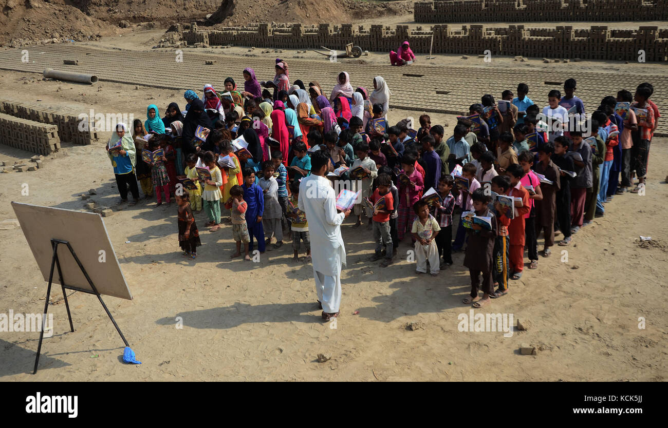 Lahore, Pakistan. 06th Oct, 2017. Pakistani teachers teaching their ...