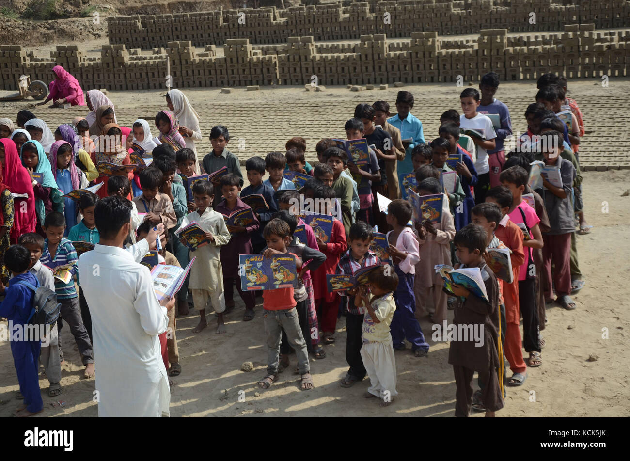Lahore, Pakistan. 06th Oct, 2017. Pakistani teachers teaching their ...