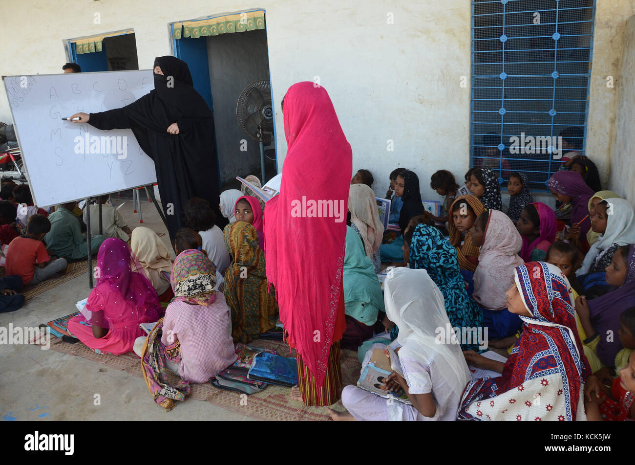 Lahore, Pakistan. 06th Oct, 2017. Pakistani teachers teaching their ...
