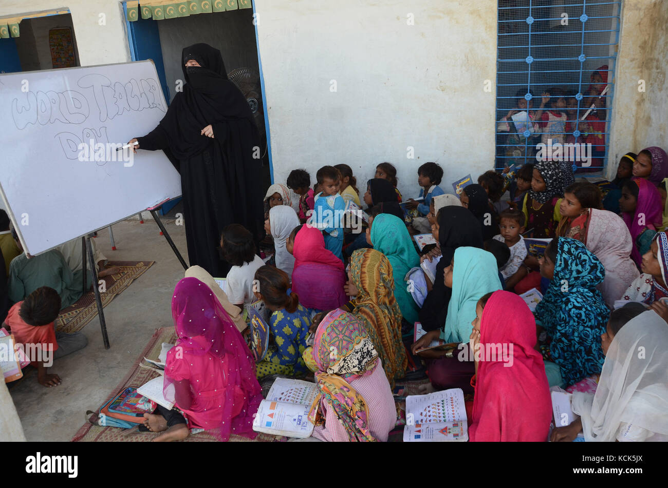 Lahore, Pakistan. 06th Oct, 2017. Pakistani teachers teaching their ...