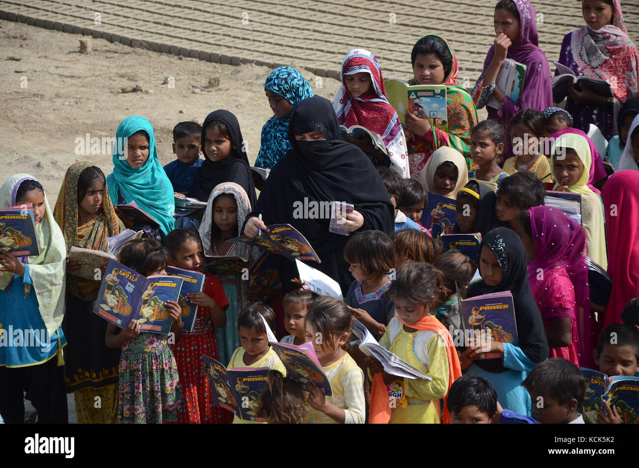 Lahore, Pakistan. 06th Oct, 2017. Pakistani teachers teaching their ...