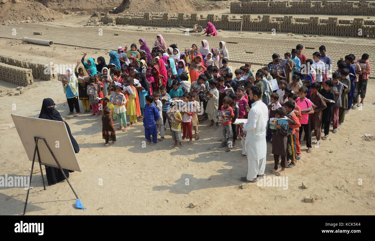Lahore, Pakistan. 06th Oct, 2017. Pakistani teachers teaching their ...
