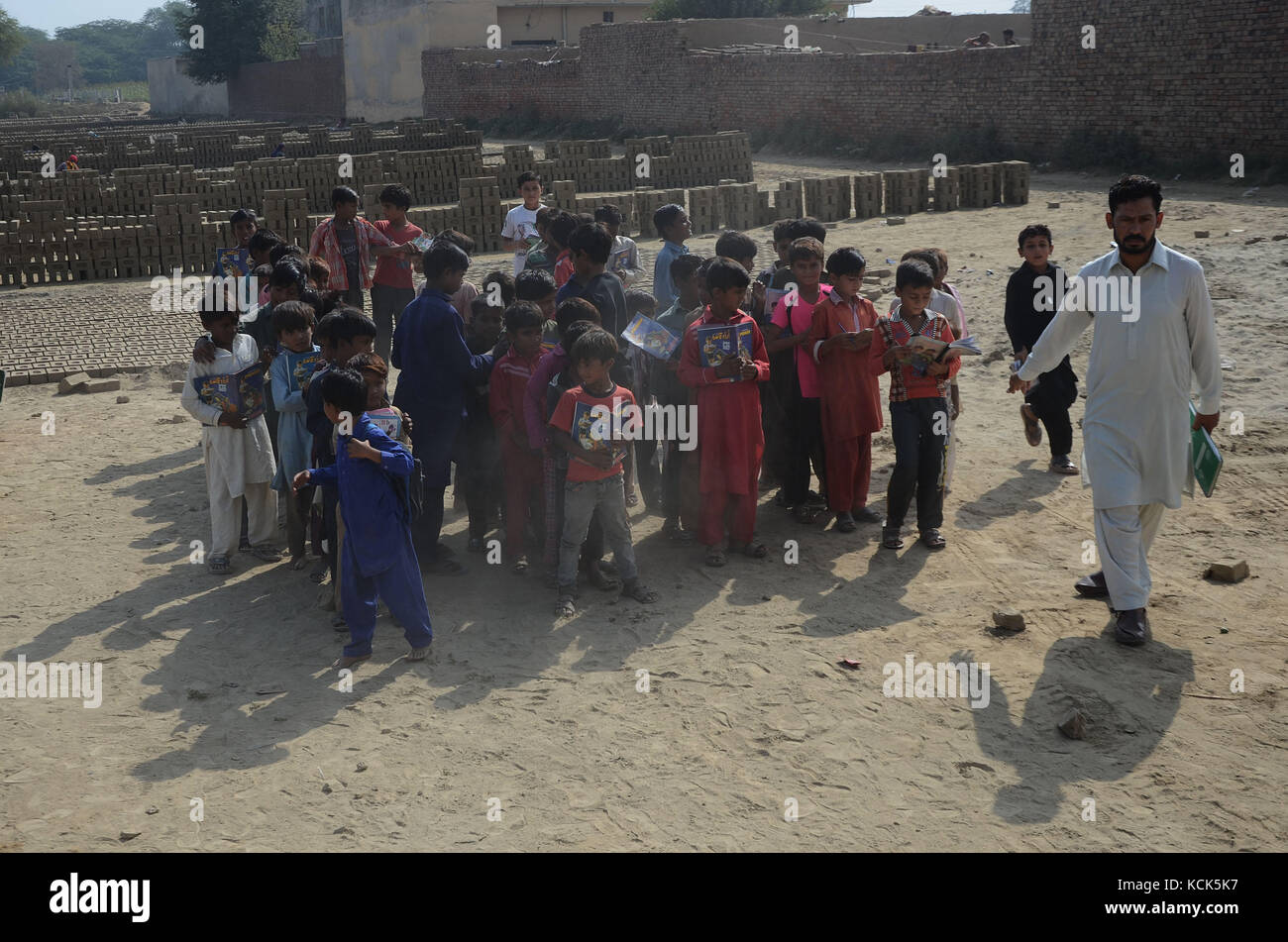 Lahore, Pakistan. 06th Oct, 2017. Pakistani teachers teaching their ...