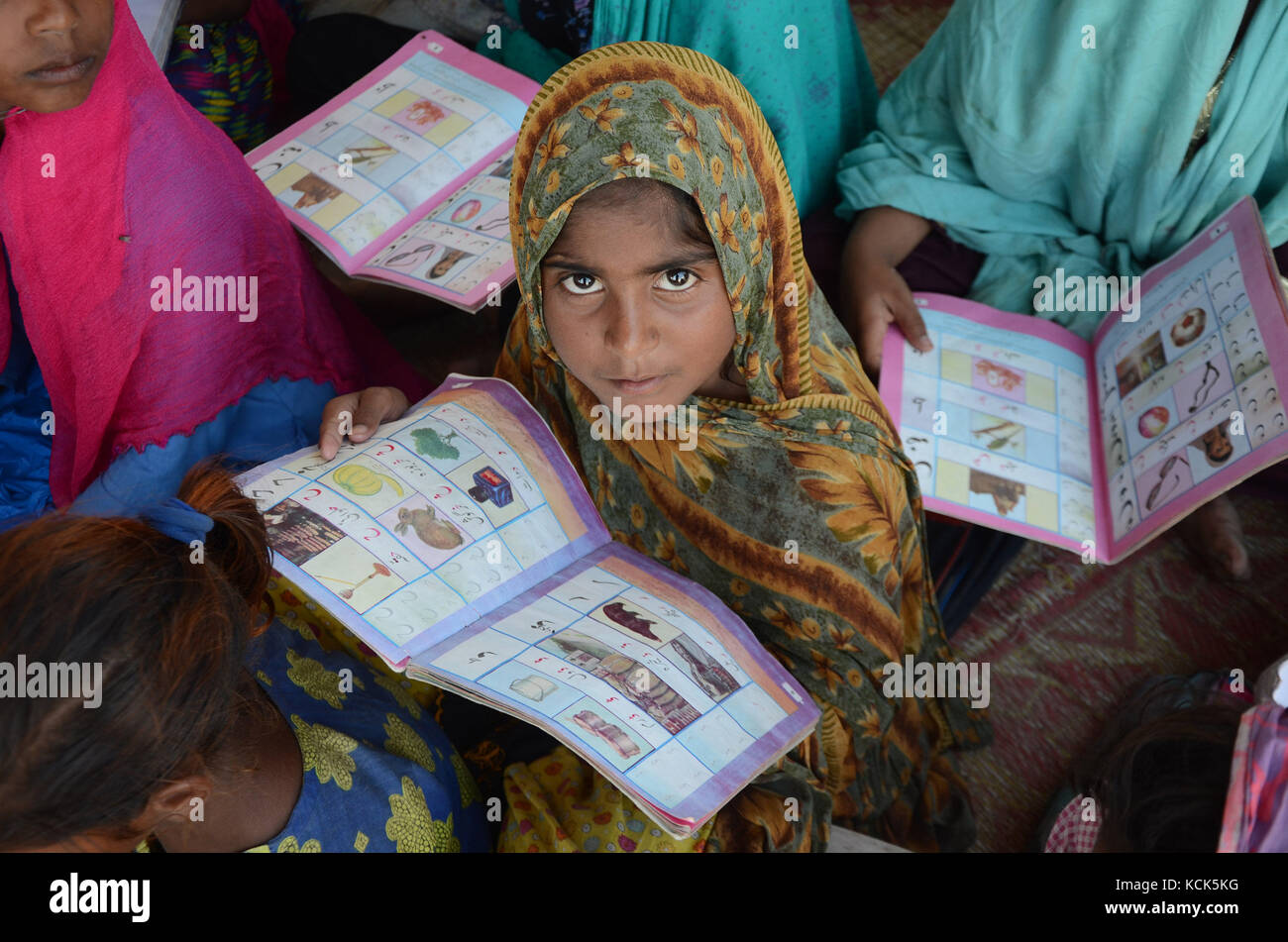 Lahore, Pakistan. 06th Oct, 2017. Pakistani teachers teaching their ...