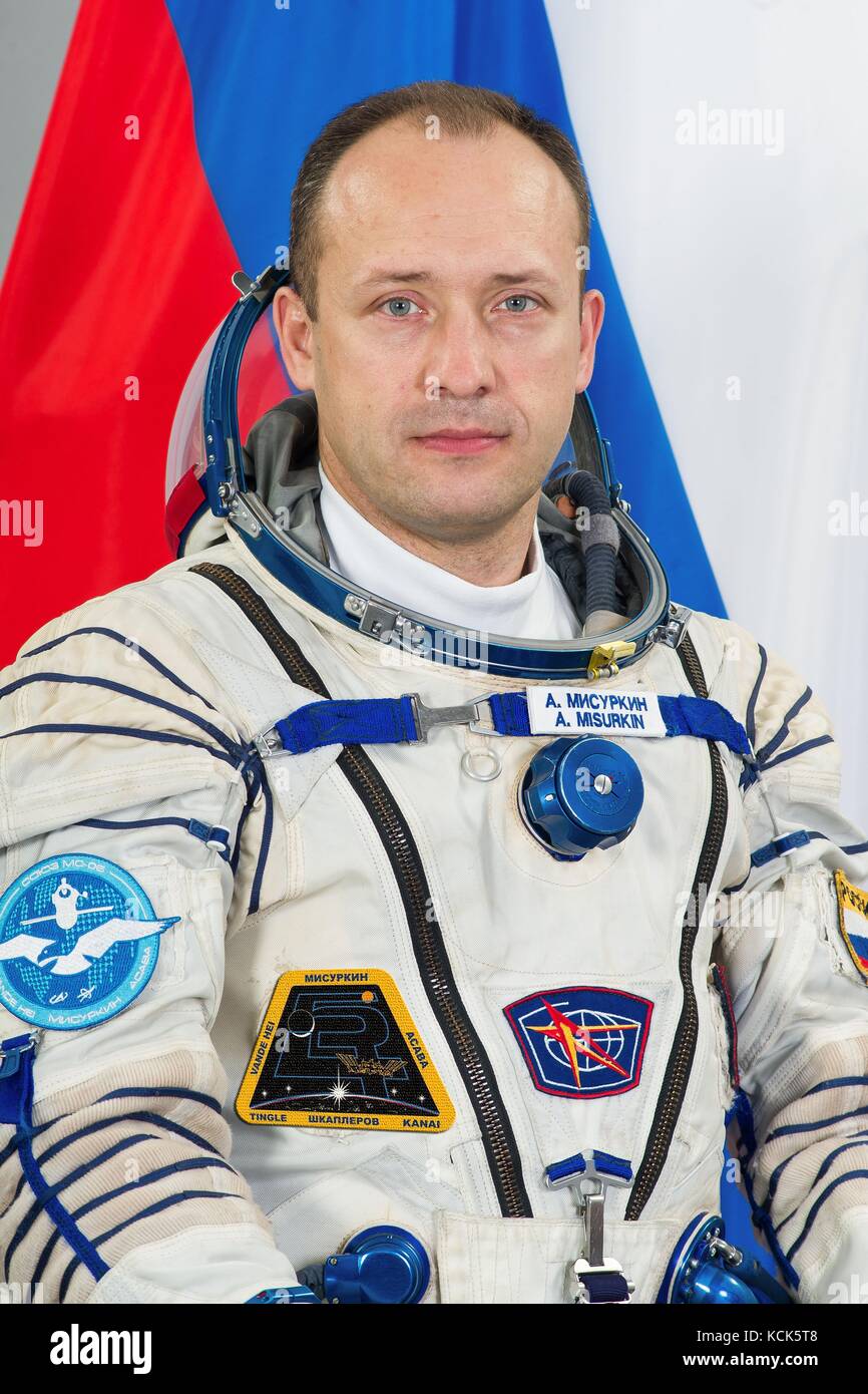 Official portrait of NASA International Space Station Expedition 53/54 ...