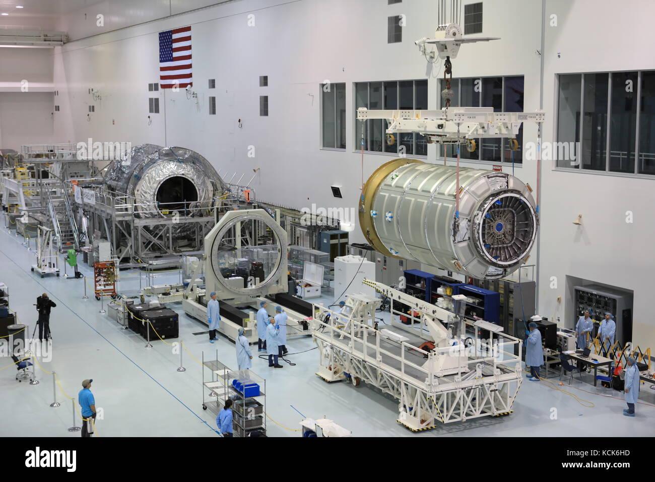 Space station processing facility hi-res stock photography and images ...