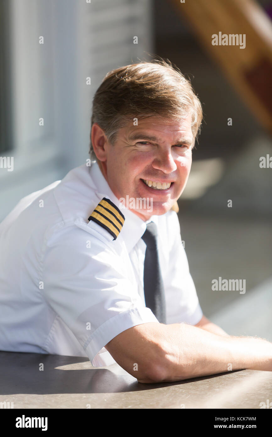 Airline pilot hi-res stock photography and images - Alamy