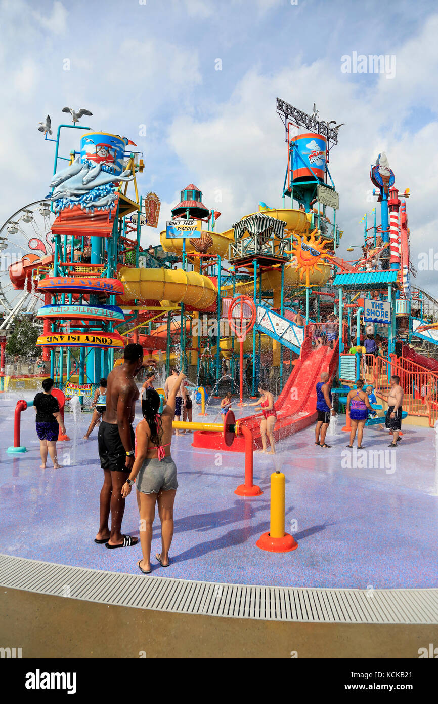 Visitors enjoying Boardwalk Waterpark in Hersheypark.Hershey ...