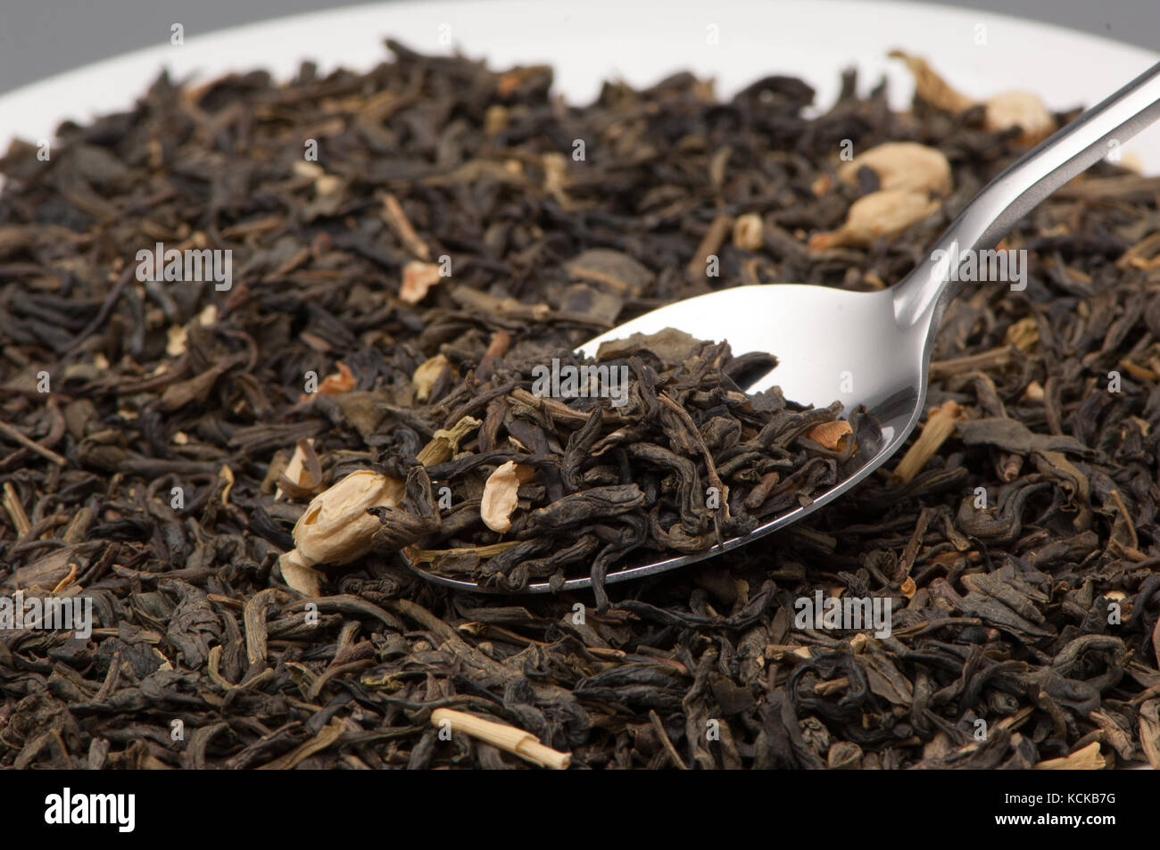 one spoon of green tea leaves close-up Stock Photo - Alamy