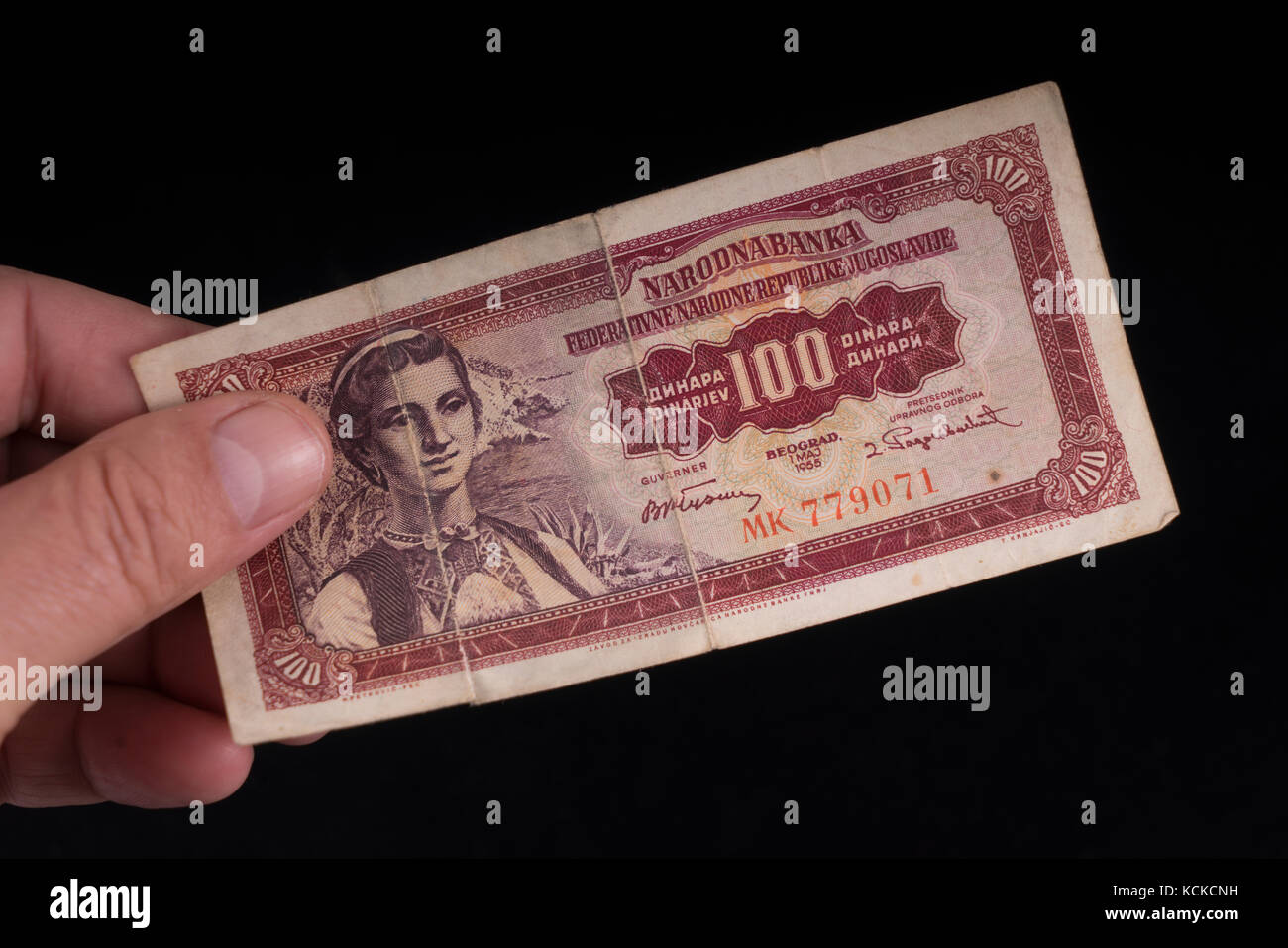 An old 100 dinar banknote of Yugoslavia on hand Stock Photo - Alamy