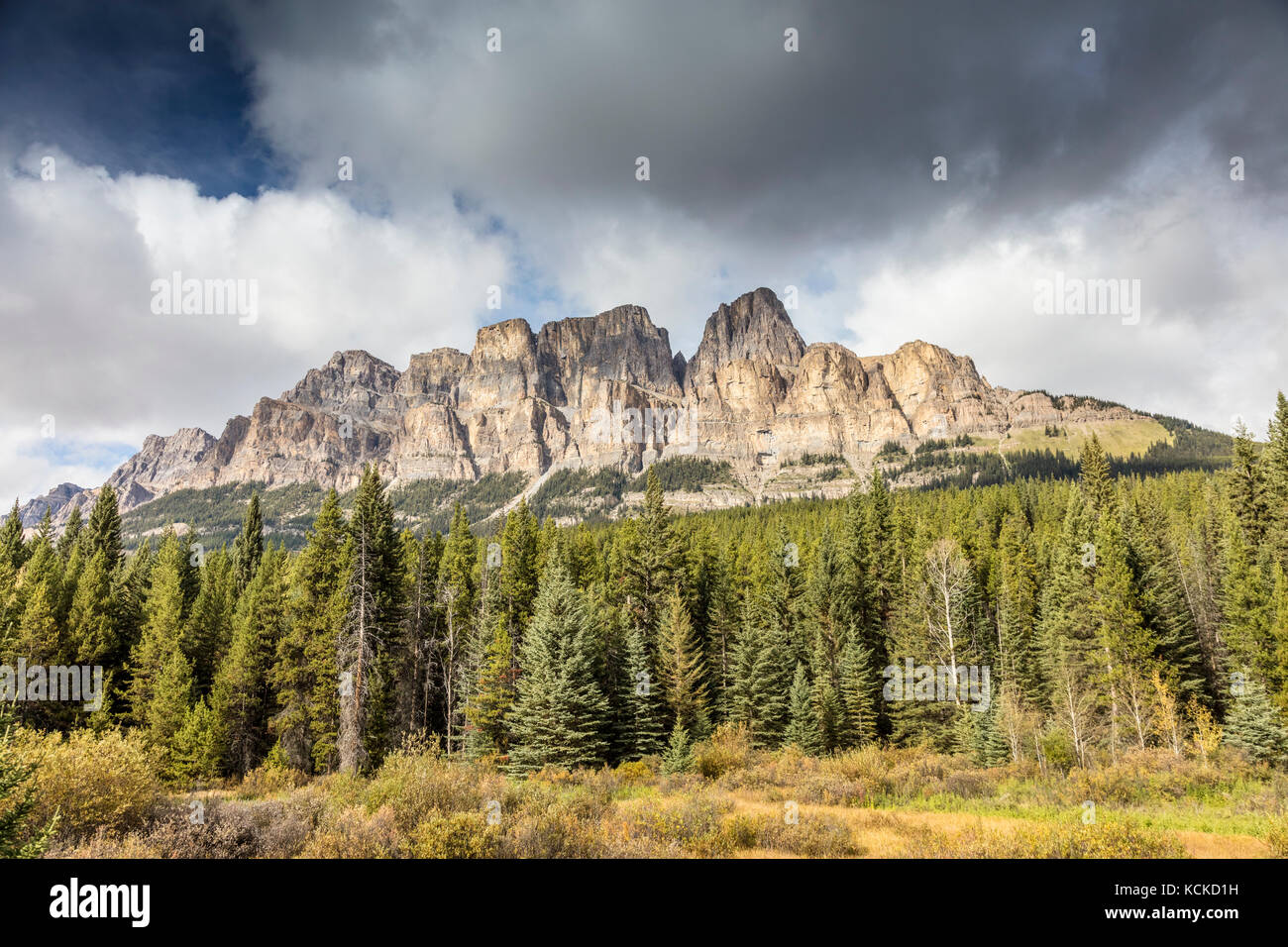 Mountain landscapes of banff hi-res stock photography and images - Alamy