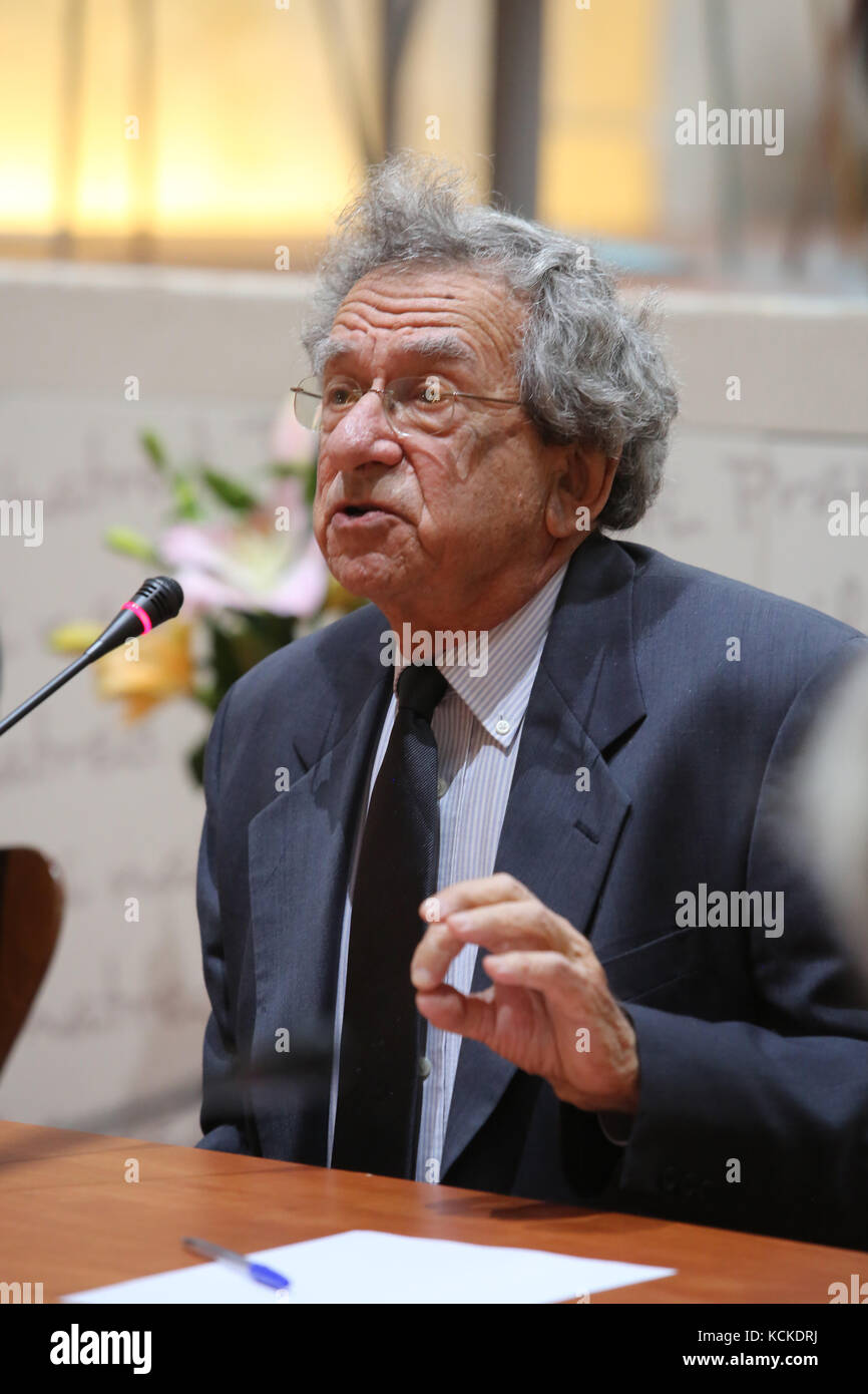 Mermin hi-res stock photography and images - Alamy