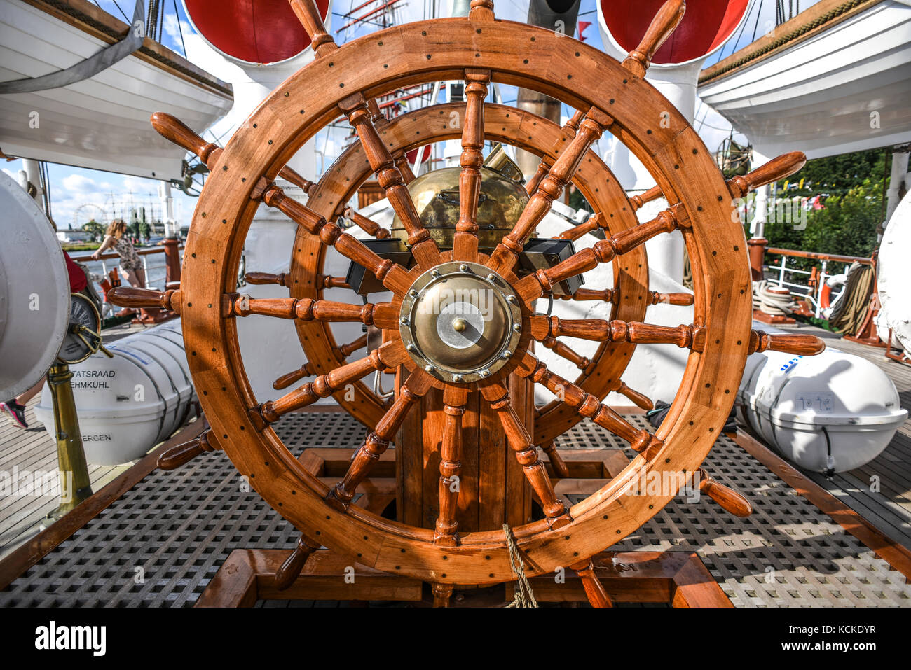 Large wooden steering wheel on sailing yacht Stock Photo - Alamy