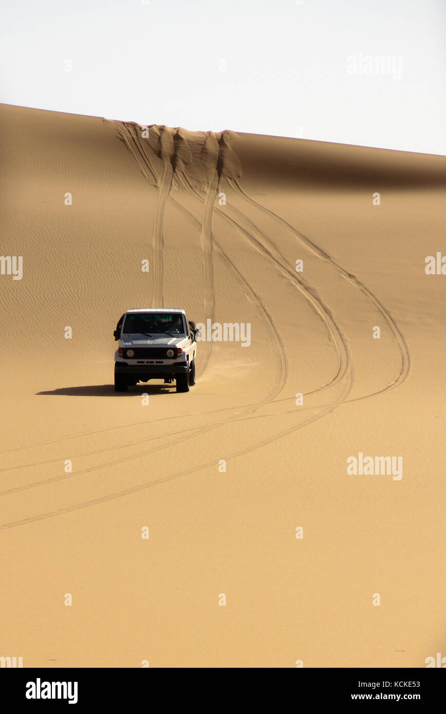 Jeep crossing the Sahara Desert, Libya, 2010 Stock Photo - Alamy
