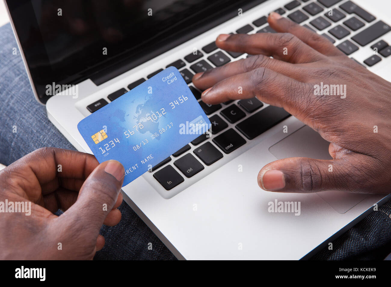 Male hands credit card hi-res stock photography and images - Alamy