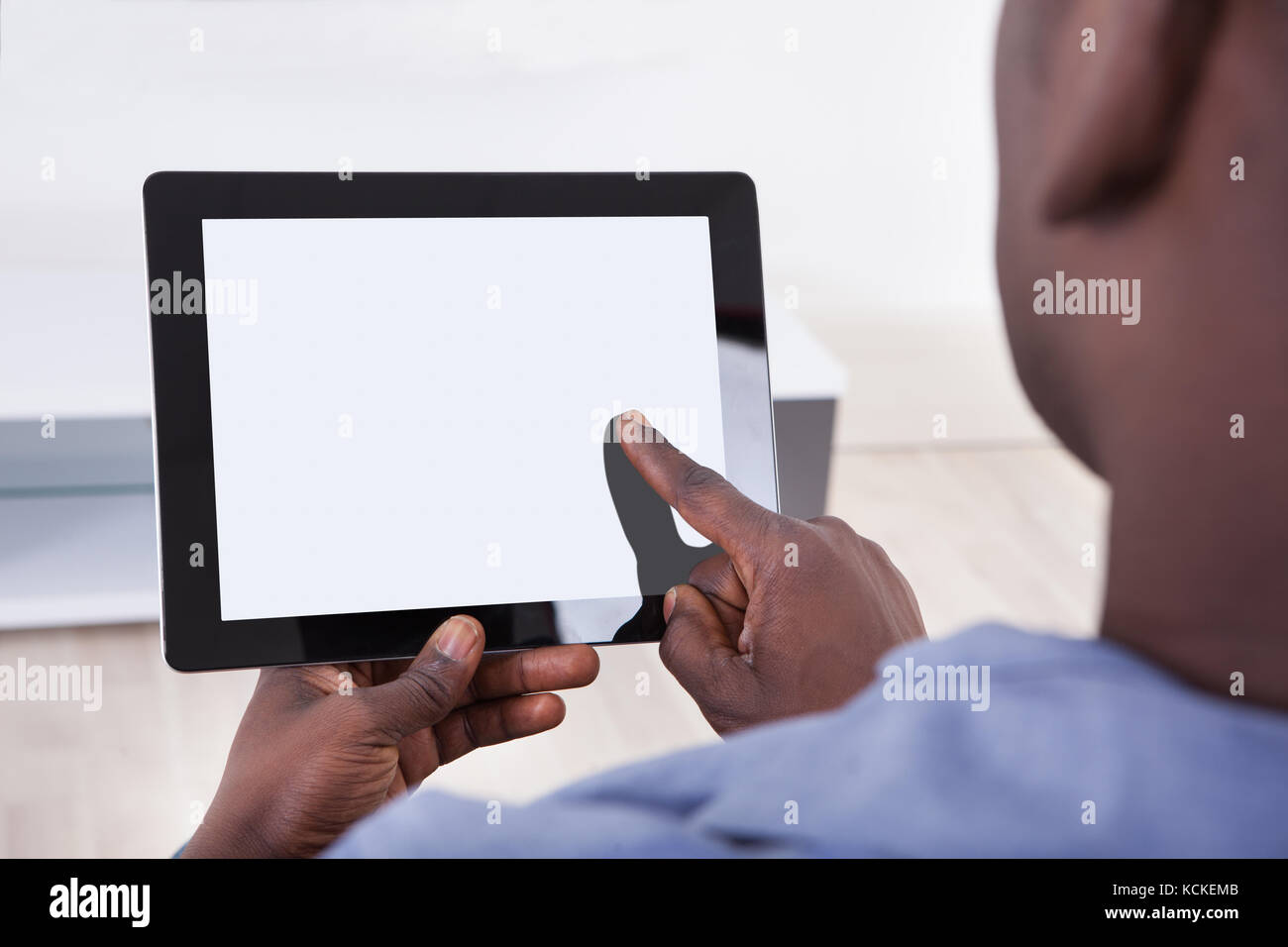 Technology black african tablet hi-res stock photography and images - Alamy
