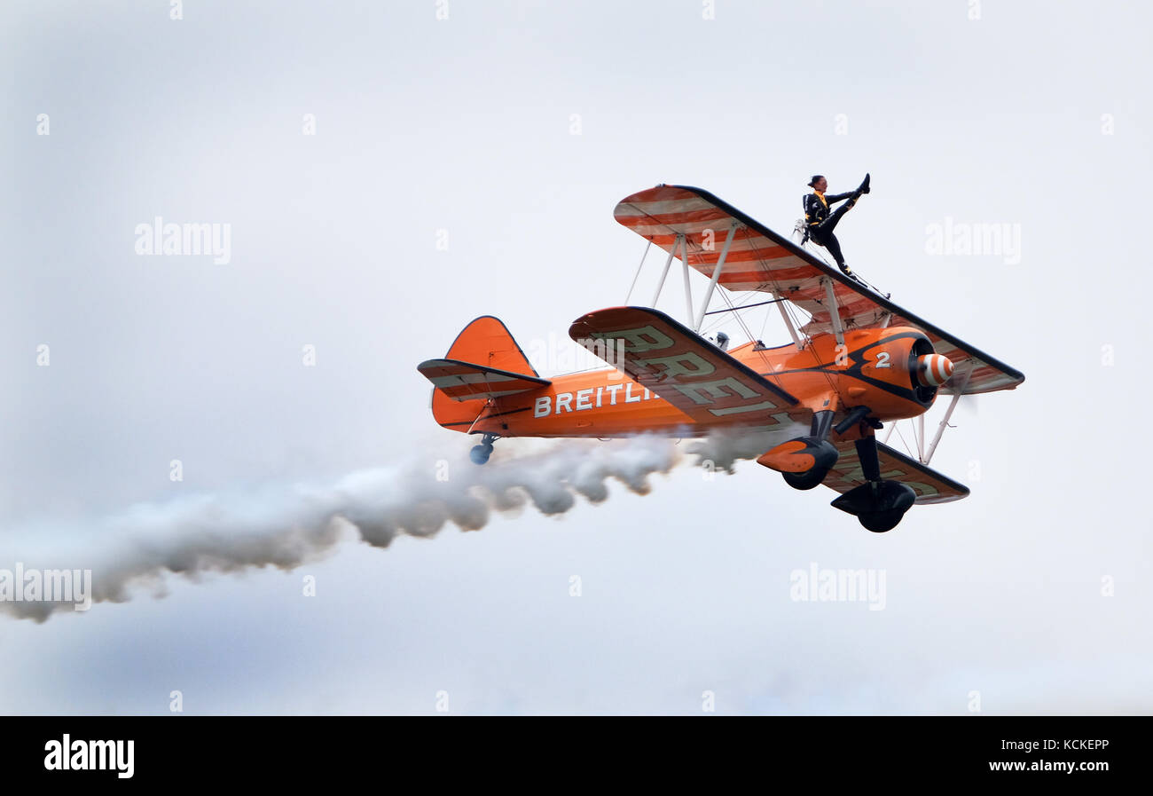Plane walkers hi-res stock photography and images - Alamy