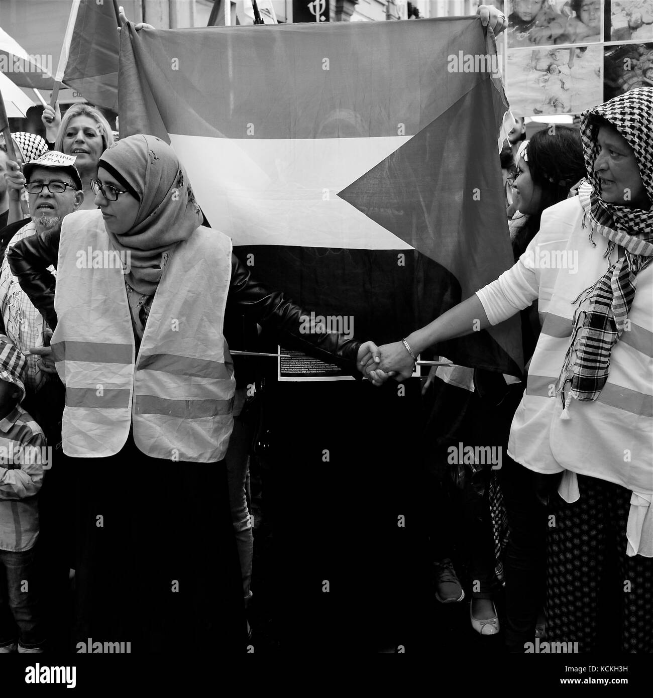 Free palestine protesters march Black and White Stock Photos & Images ...