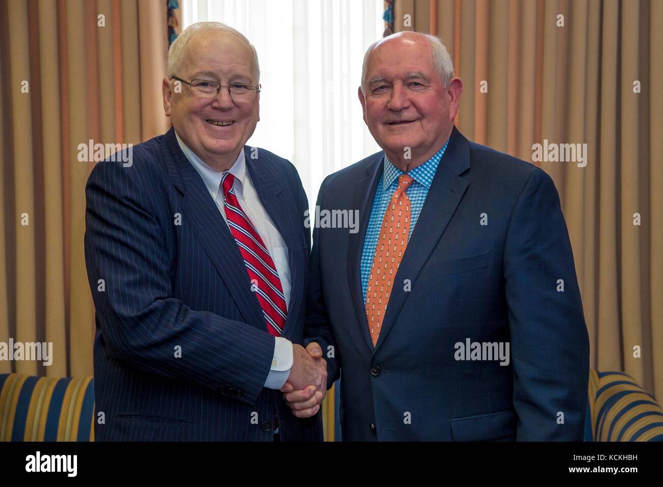 World Food Prize Foundation President Ambassador Kenneth Quinn (left ...