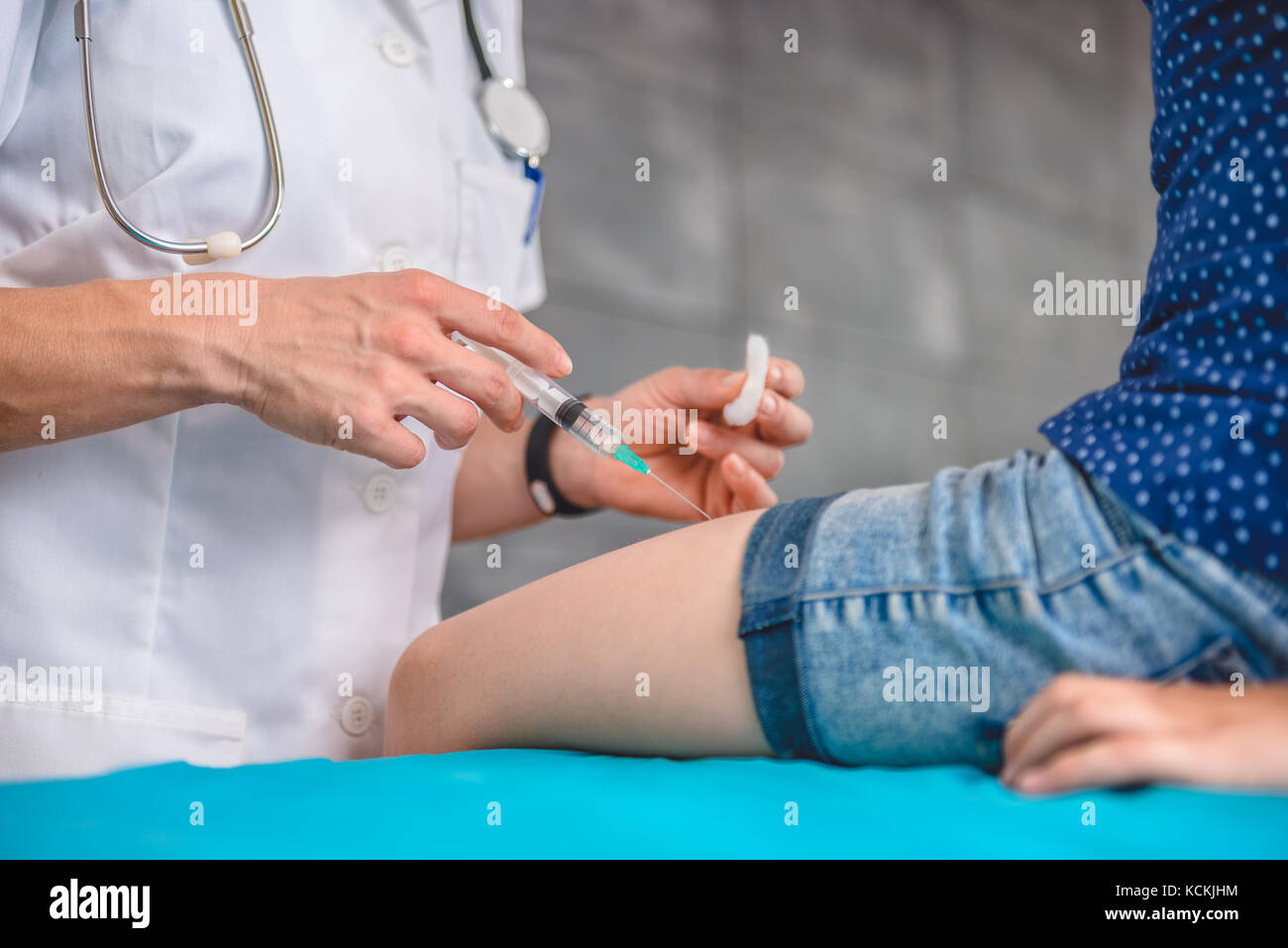 Vaccination child hi-res stock photography and images - Alamy