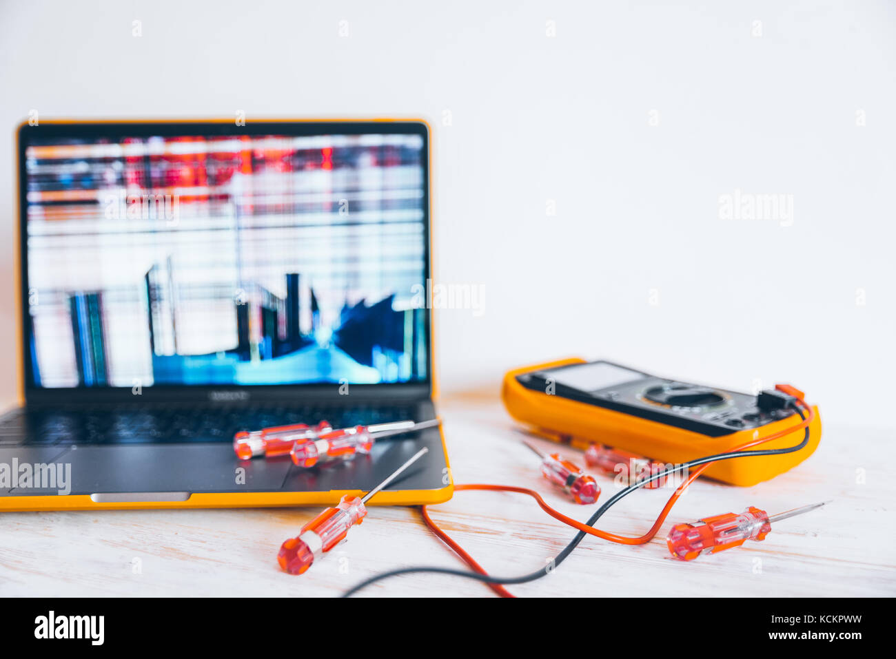 laptopr with cracked screen Stock Photo - Alamy